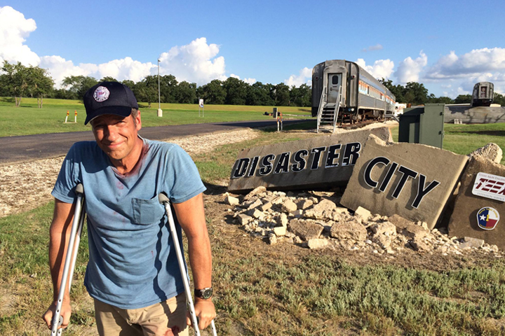 DISASTER CITY & TINY TEXAS HOUSE / SEASON 1 – Mike Rowe