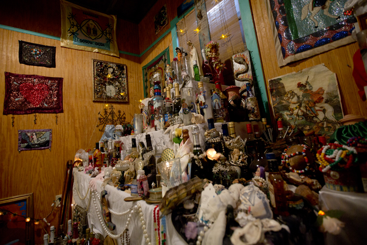 ICE RESCUE / RUSSIAN BATHHOUSE / VOODOO PRIESTESS / SEASON 2 – Mike Rowe