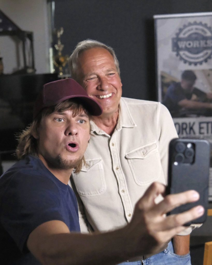 Theo Von is Another White Boy in Trouble – Ep. 449 – Mike Rowe